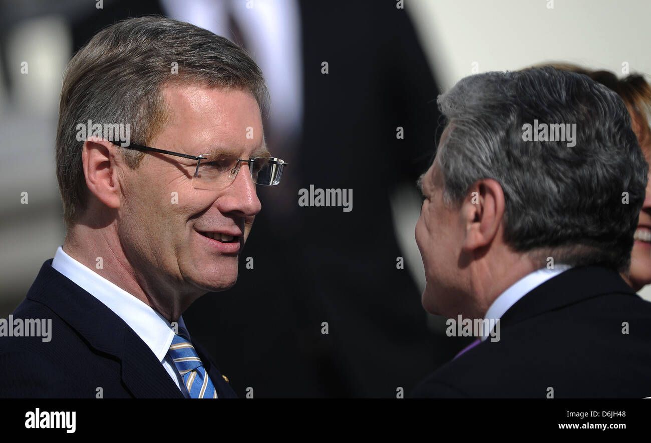 Former German President Christian Wulff (L) welcomes new German ...