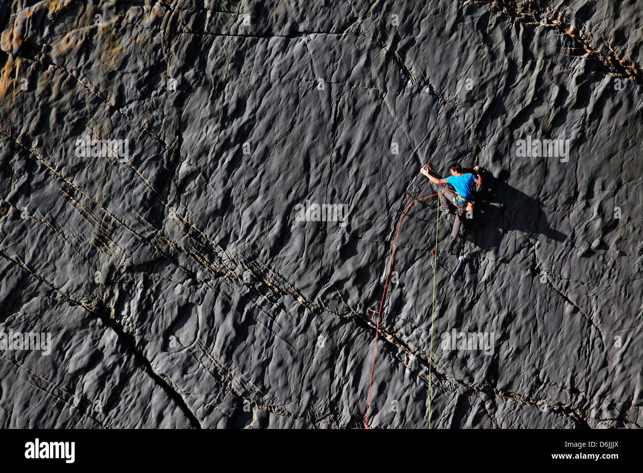 Climber scaling hi-res stock photography and images - Alamy