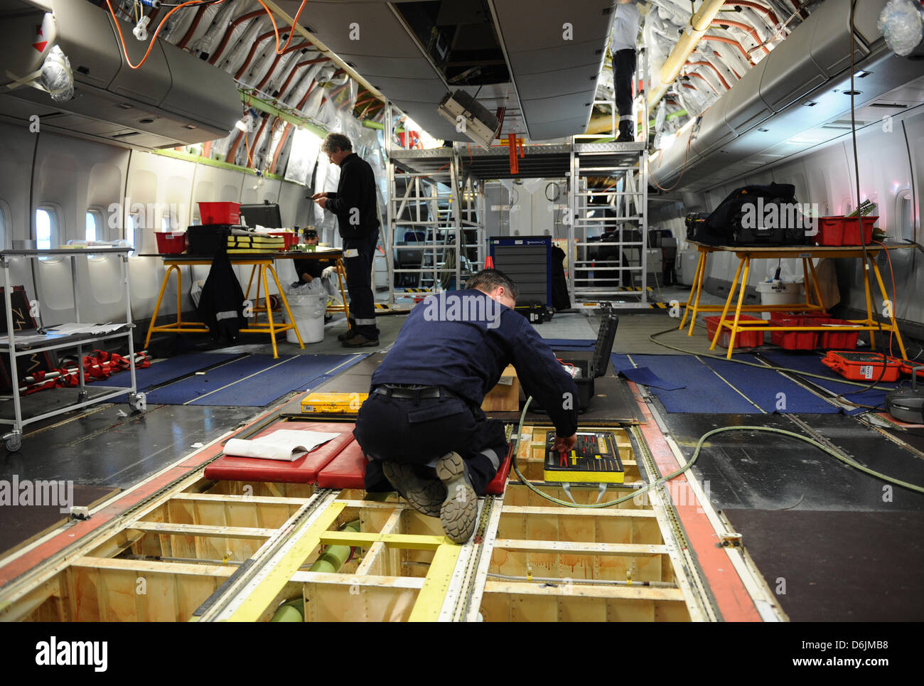 Lufthansa boeing 747 400 in hangar hi-res stock photography and images ...
