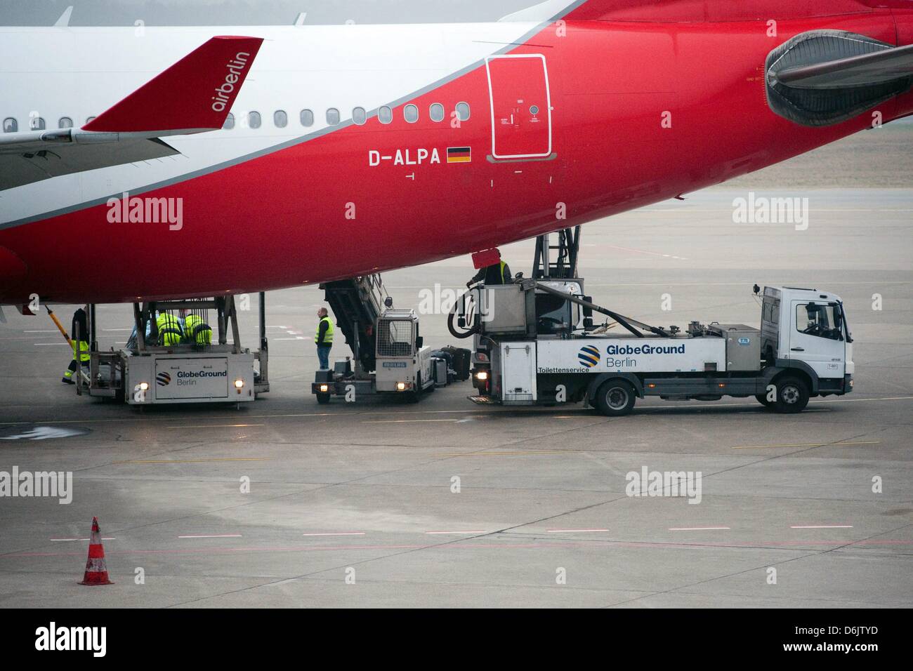 Employees of the airport ground personell service provider Globe Ground ...