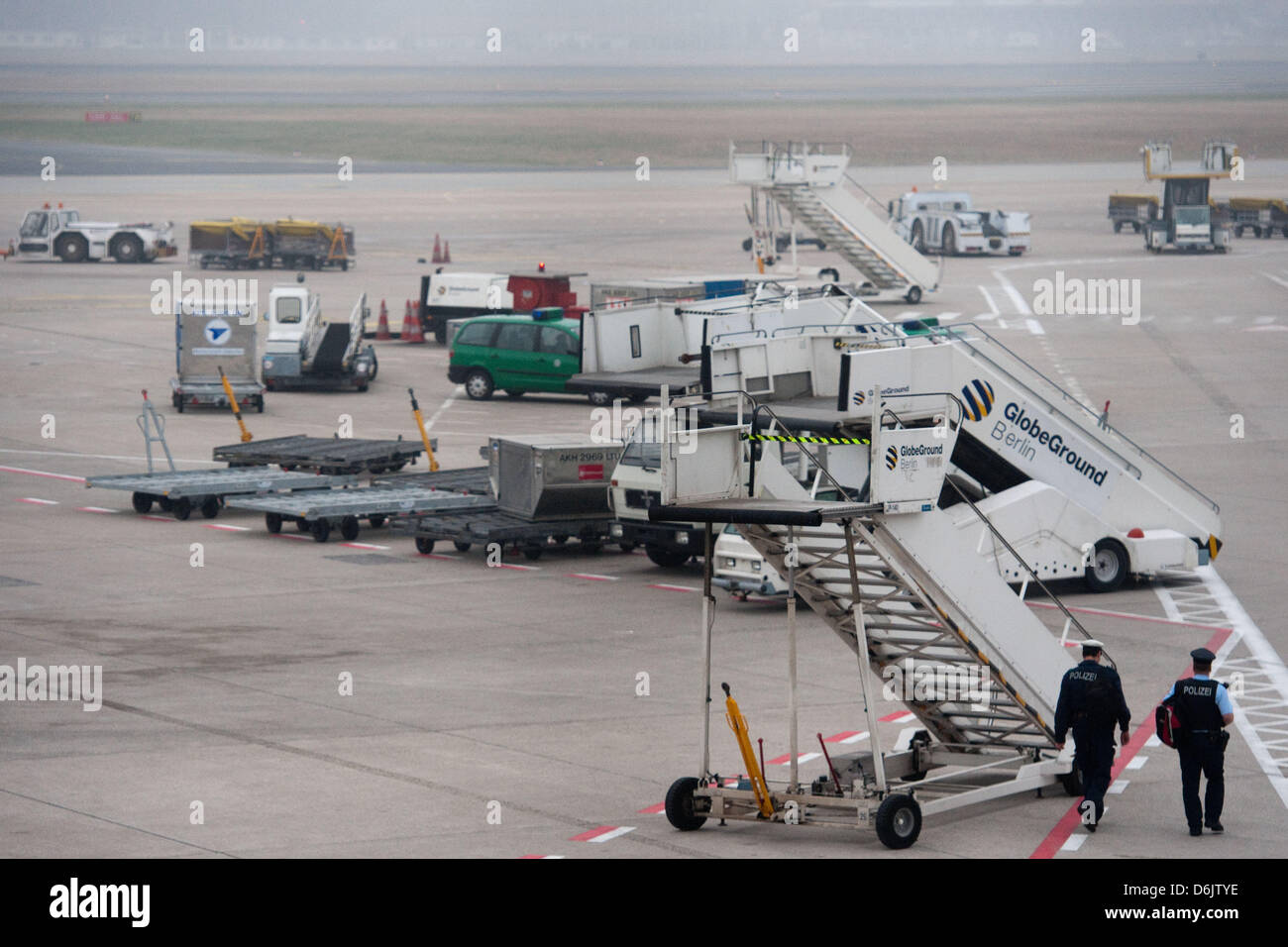 Passenger ramps hi-res stock photography and images - Alamy