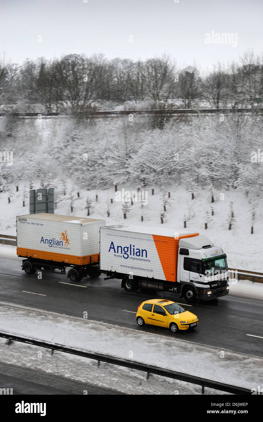 Traffic m4 wet roads road motorway hi-res stock photography and images ...