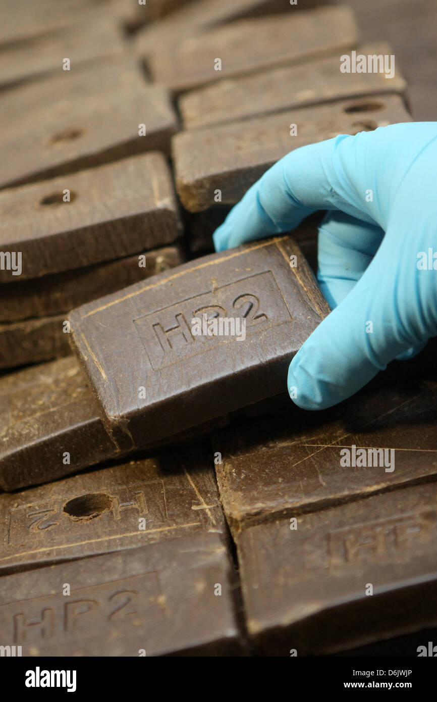 Customs officials present hashish from Belgium at the annual press ...