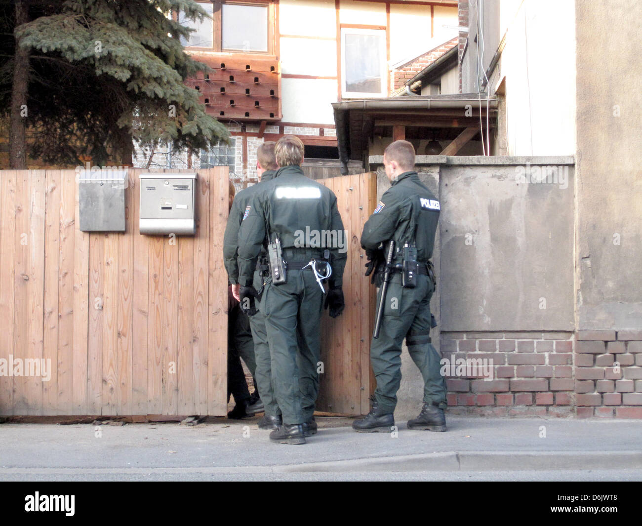 Police officers at the house hi-res stock photography and images - Alamy