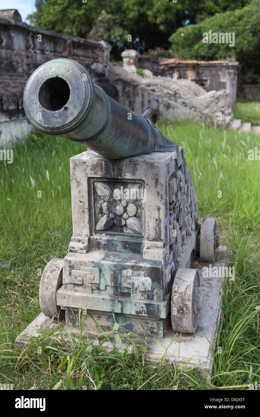 An ancient cannon in the grounds of the Imperial Citadel, UNESCO World ...