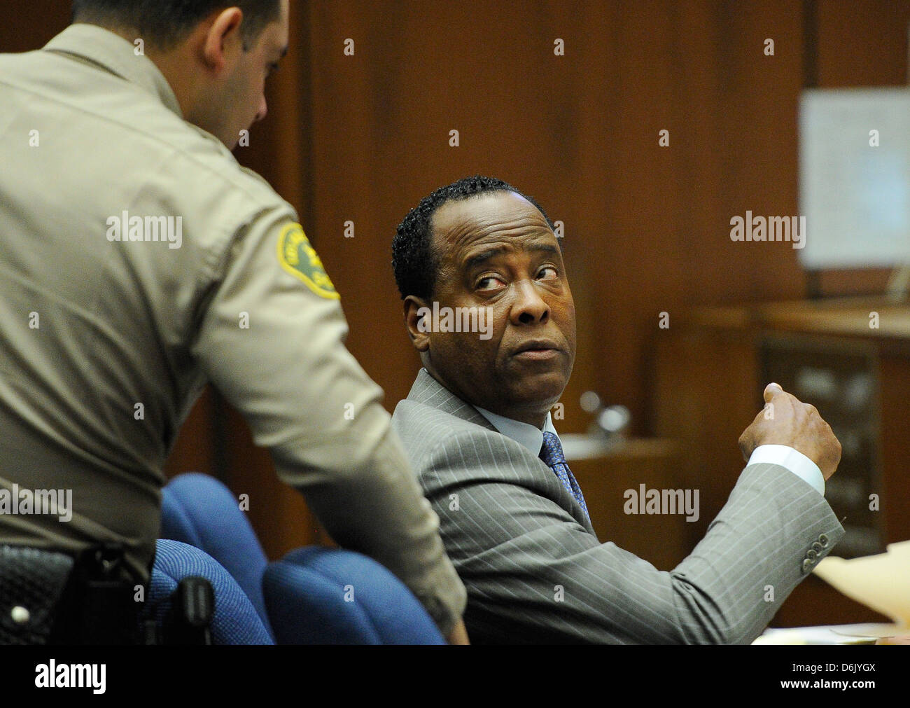 Dr. Conrad Murray speaks with a Los Angeles County Sheriff's Deputy in ...