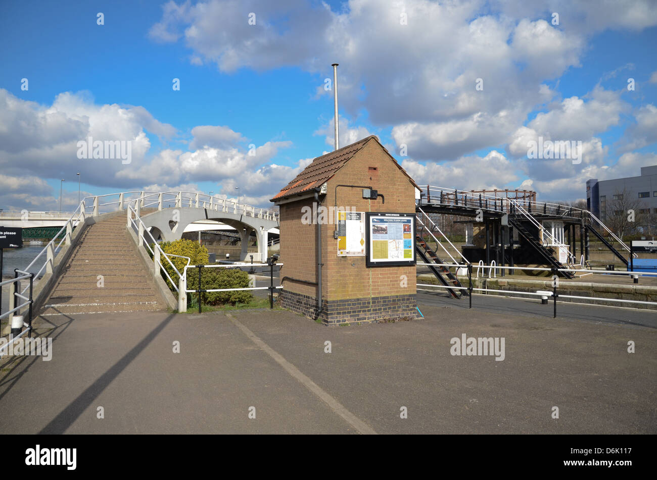 Lee bow hi-res stock photography and images - Alamy