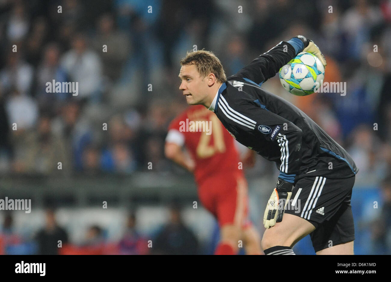 Munich's goalkeeper Manuel Neuer throws the ball into the game during ...