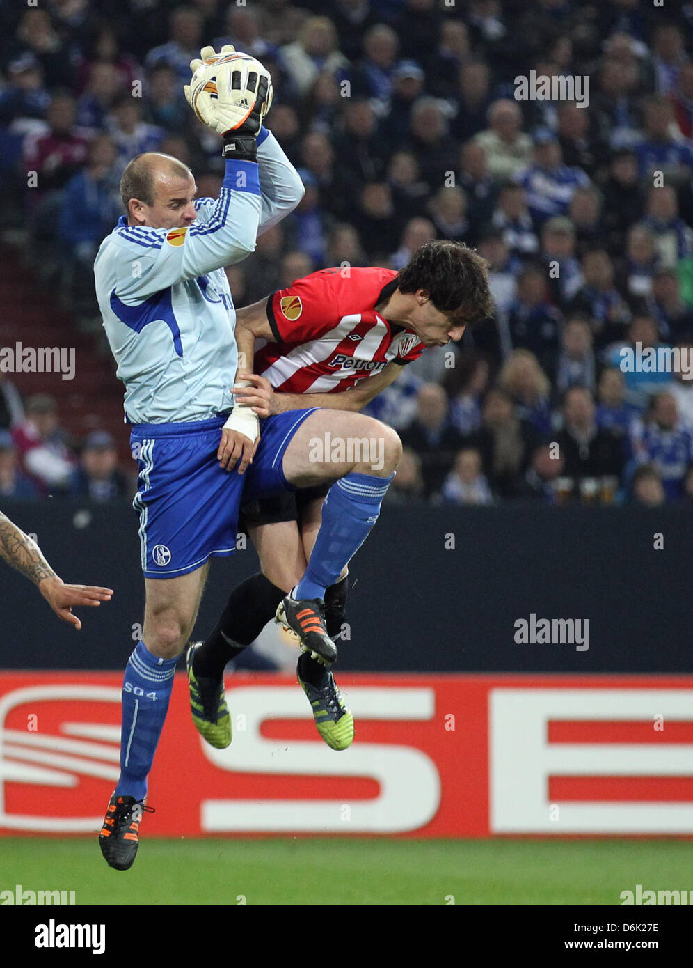 Schalke's Goalkeeper Mathias Schober (l) and Javi Martinez (r) of ...