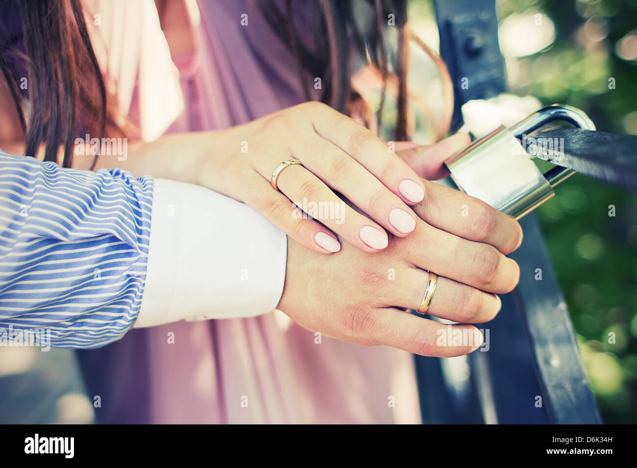 Just married keep lock in hand Stock Photo - Alamy