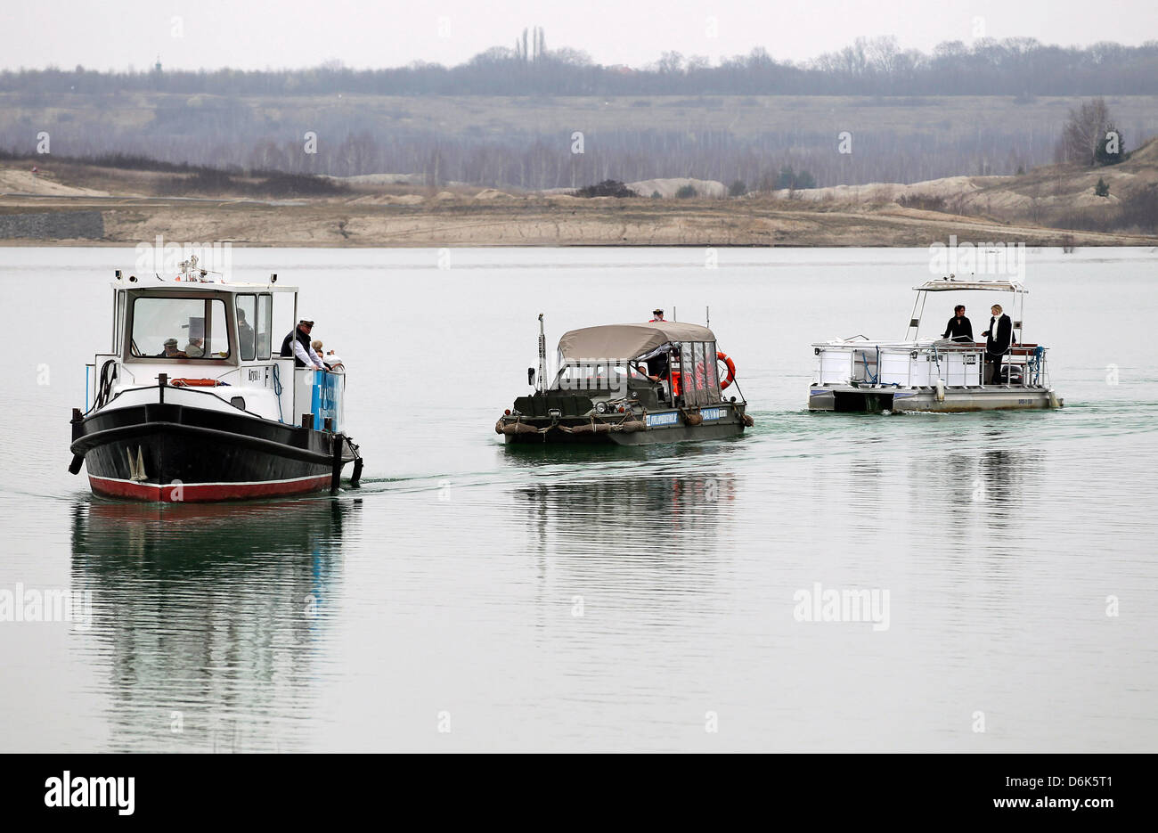 Amphibious boat ferry hi-res stock photography and images - Alamy