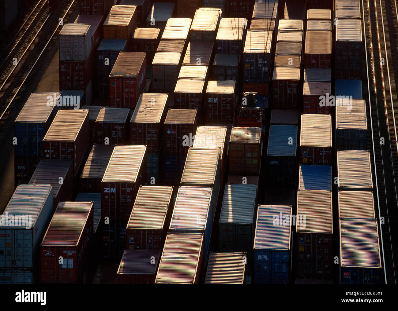 Containers shine in the sun at the container terminal Altenwerder (CTA ...