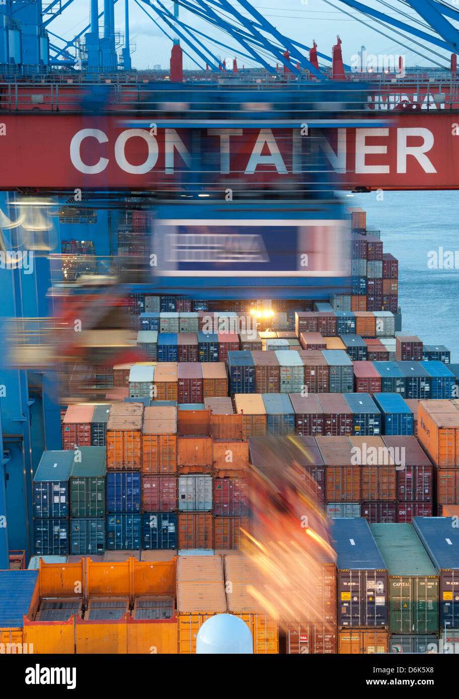The container ship "Kyoto Express" from Hapag-Lloyd is being loaded at ...