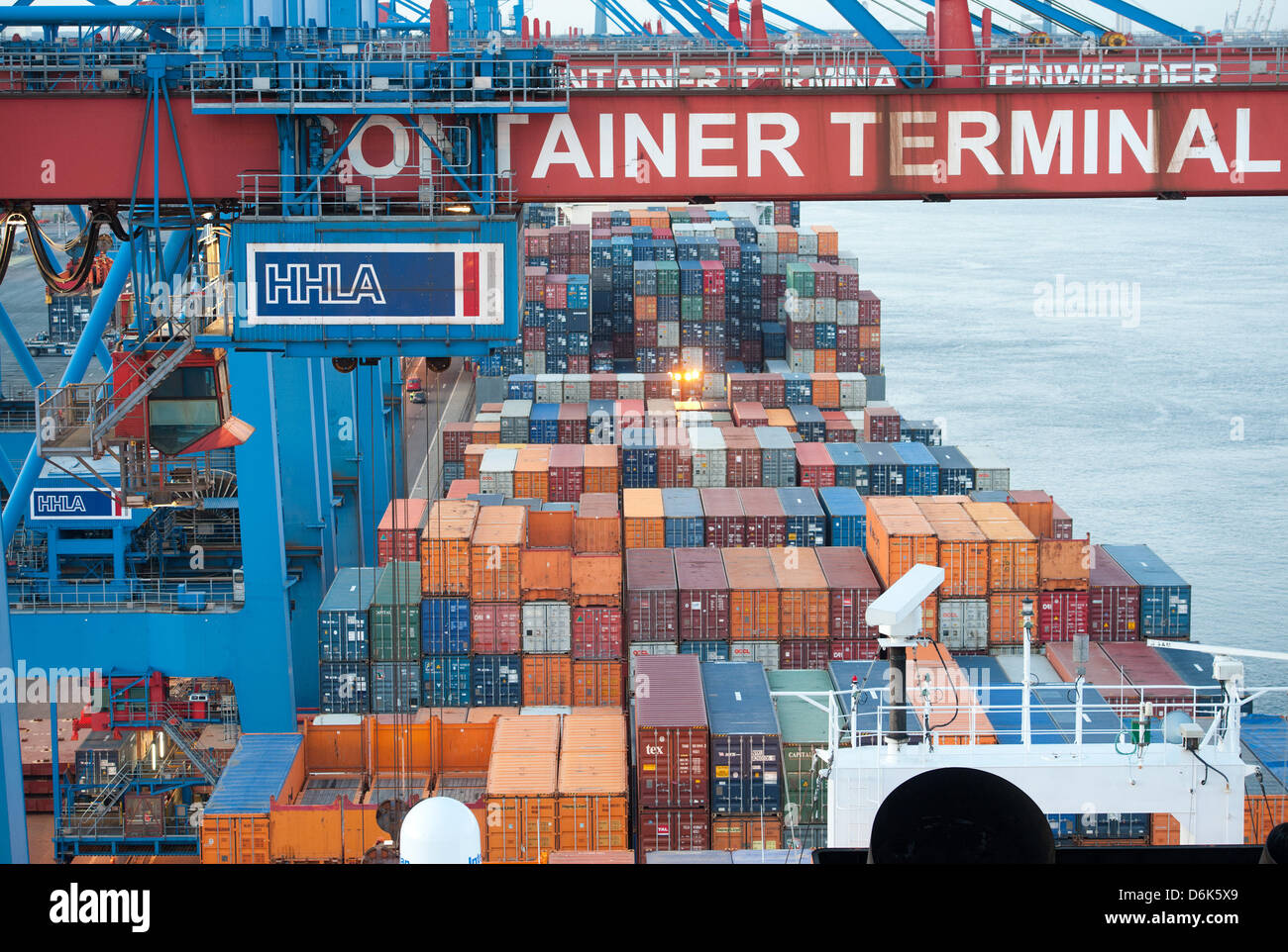 The container ship "Kyoto Express" from Hapag-Lloyd is being loaded at ...