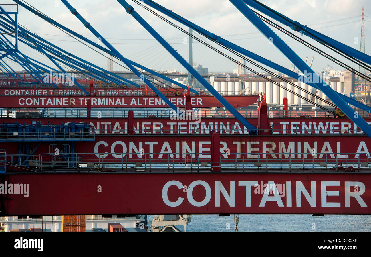 Containers are being transported at the container terminal Altenwerder ...