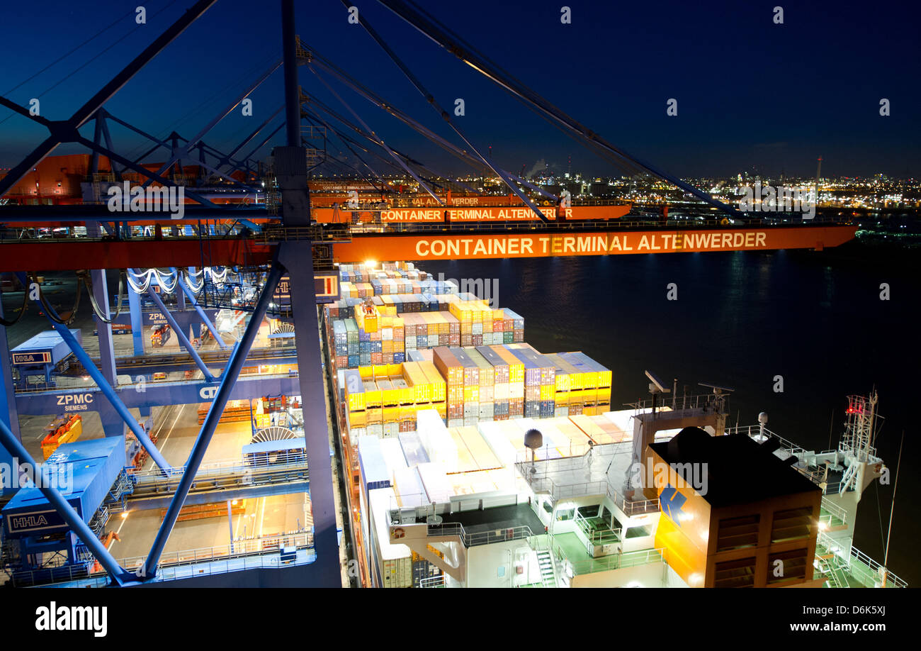 Containers are being transported at the container terminal Altenwerder ...