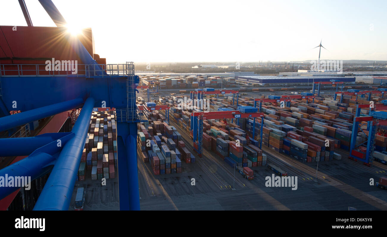 Containers are being transported at the container terminal Altenwerder ...