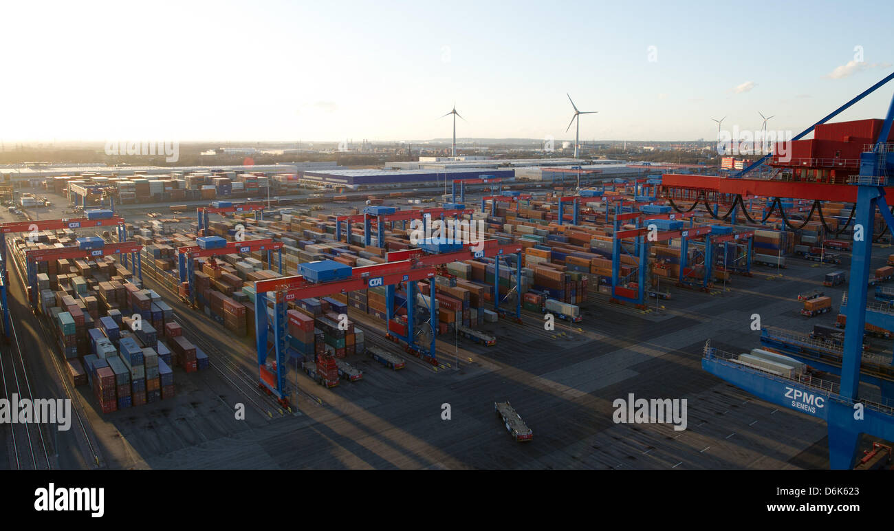 Containers are being transported at the container terminal Altenwerder ...