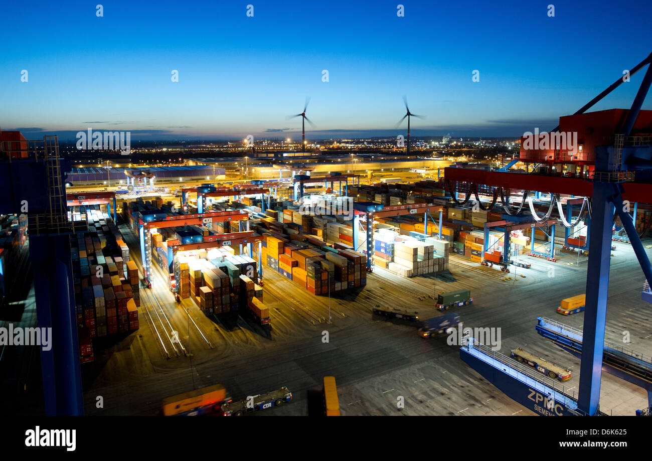 Containers are being transported at the container terminal Altenwerder ...