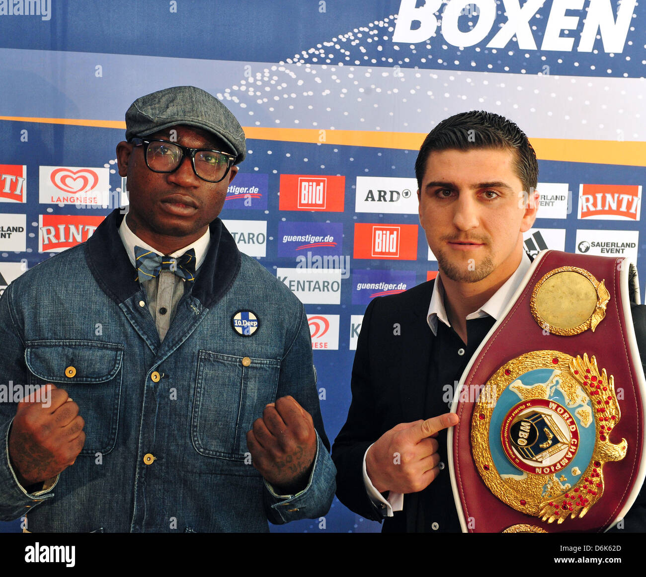 Professional boxers Marco Huck (R) and Ola Afolabi pose during a press ...