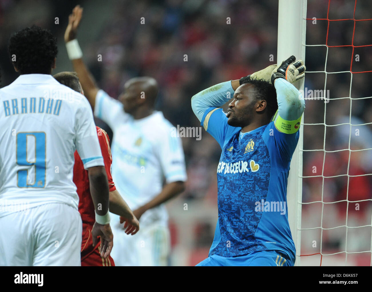 Goalkeeper Steve Mandanda (R) of Marseille leans against the post ...