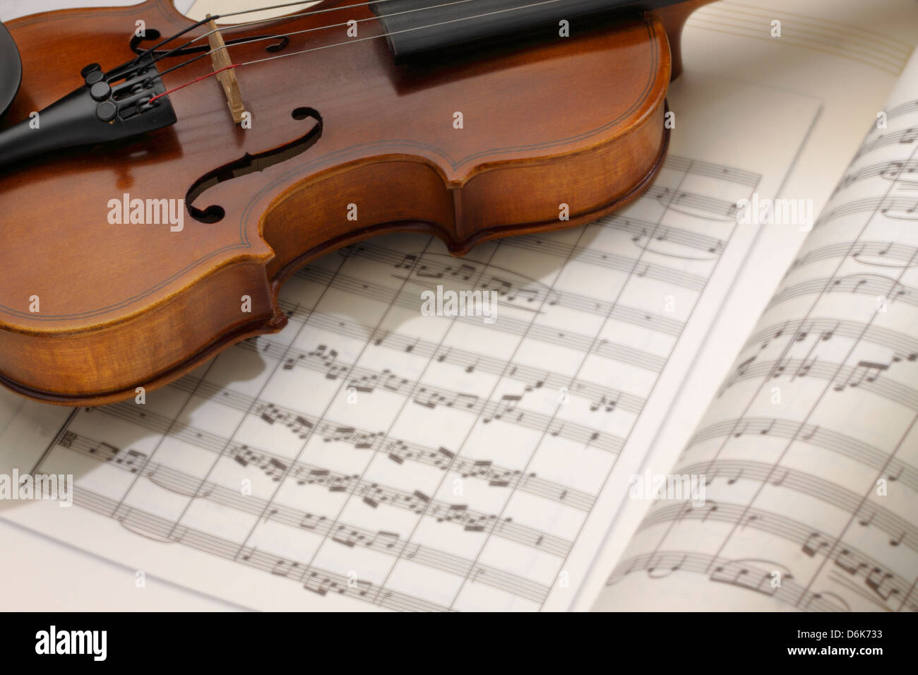 Violin musical on note hi-res stock photography and images - Alamy