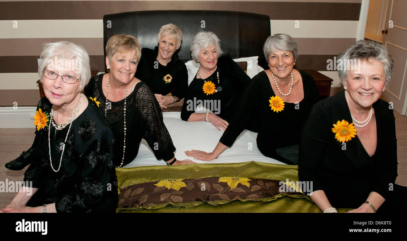 Calendar girls hi-res stock photography and images - Alamy