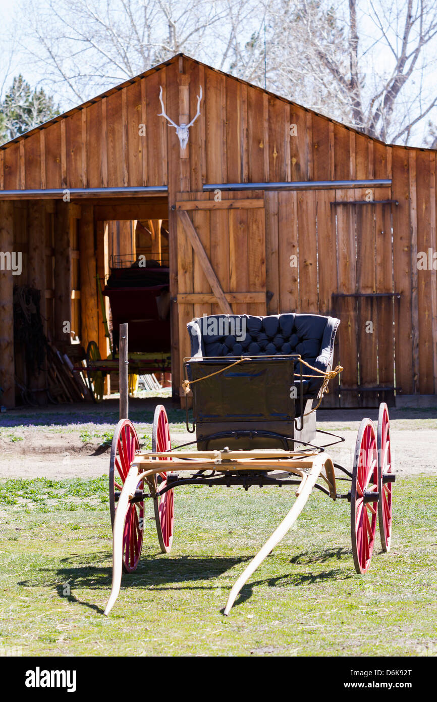Old fashion red barn hi-res stock photography and images - Alamy