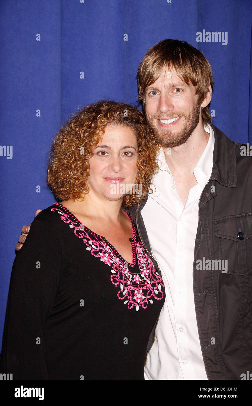 Meet the cast hi-res stock photography and images - Alamy