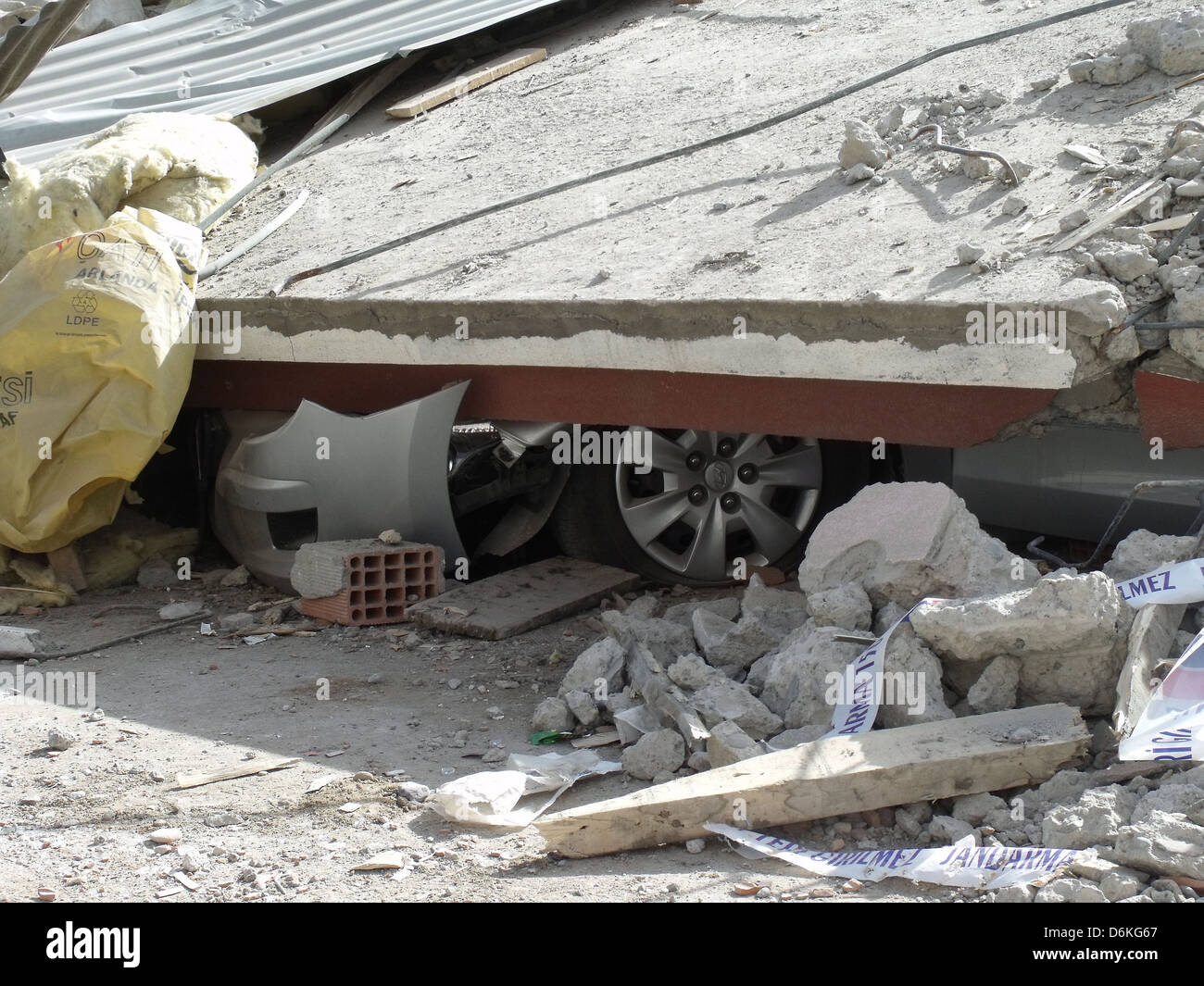 General view of the destruction caused by Turkey's devastating 7.2 ...