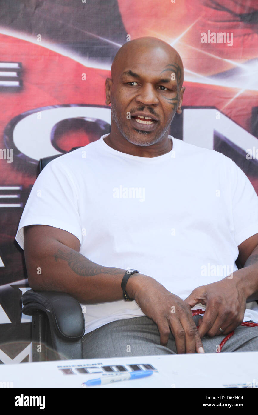 Mike Tyson signs autographs at Chateau Nightclub and Gardens' terrace ...
