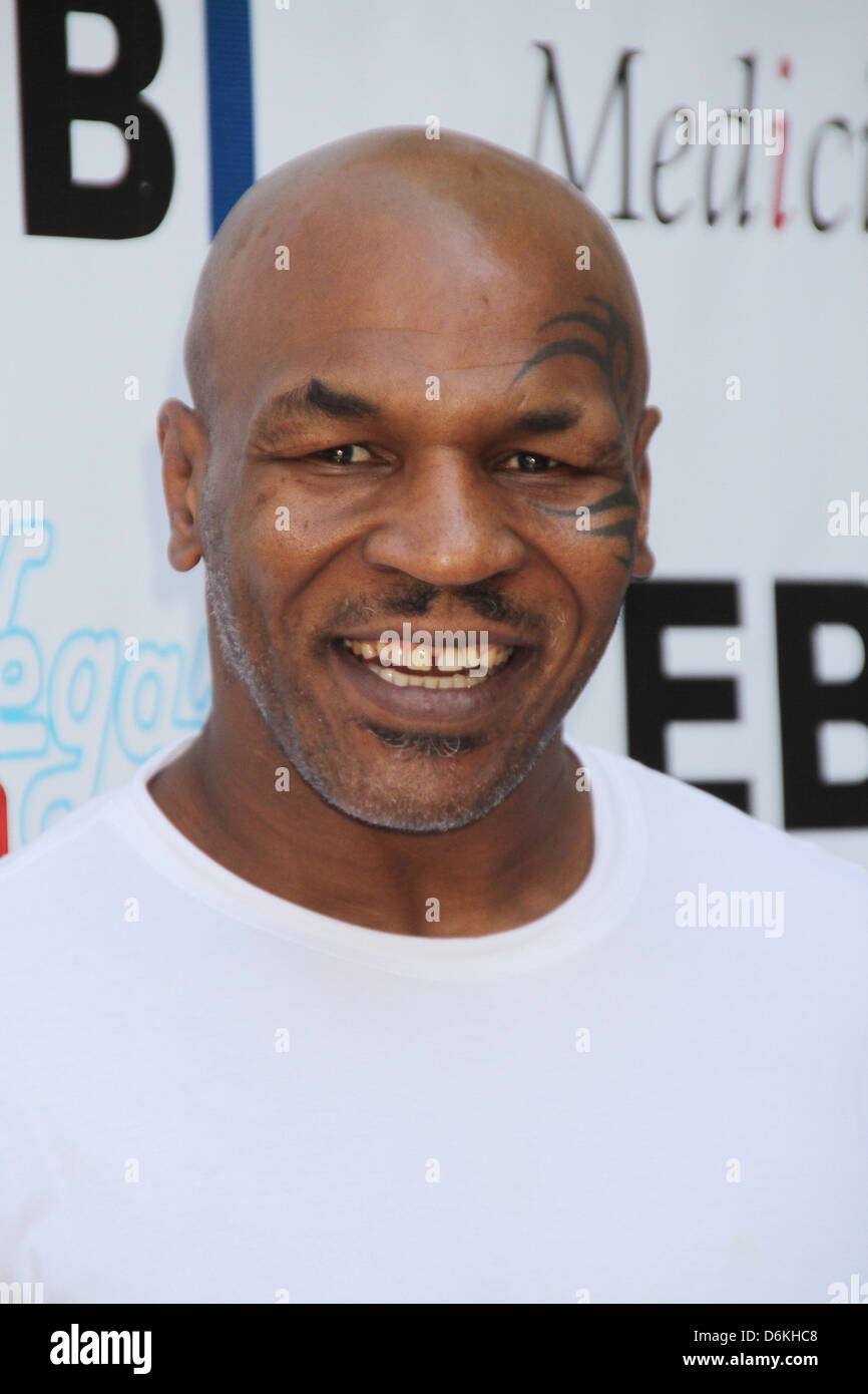 Mike Tyson signs autographs at Chateau Nightclub and Gardens' terrace ...