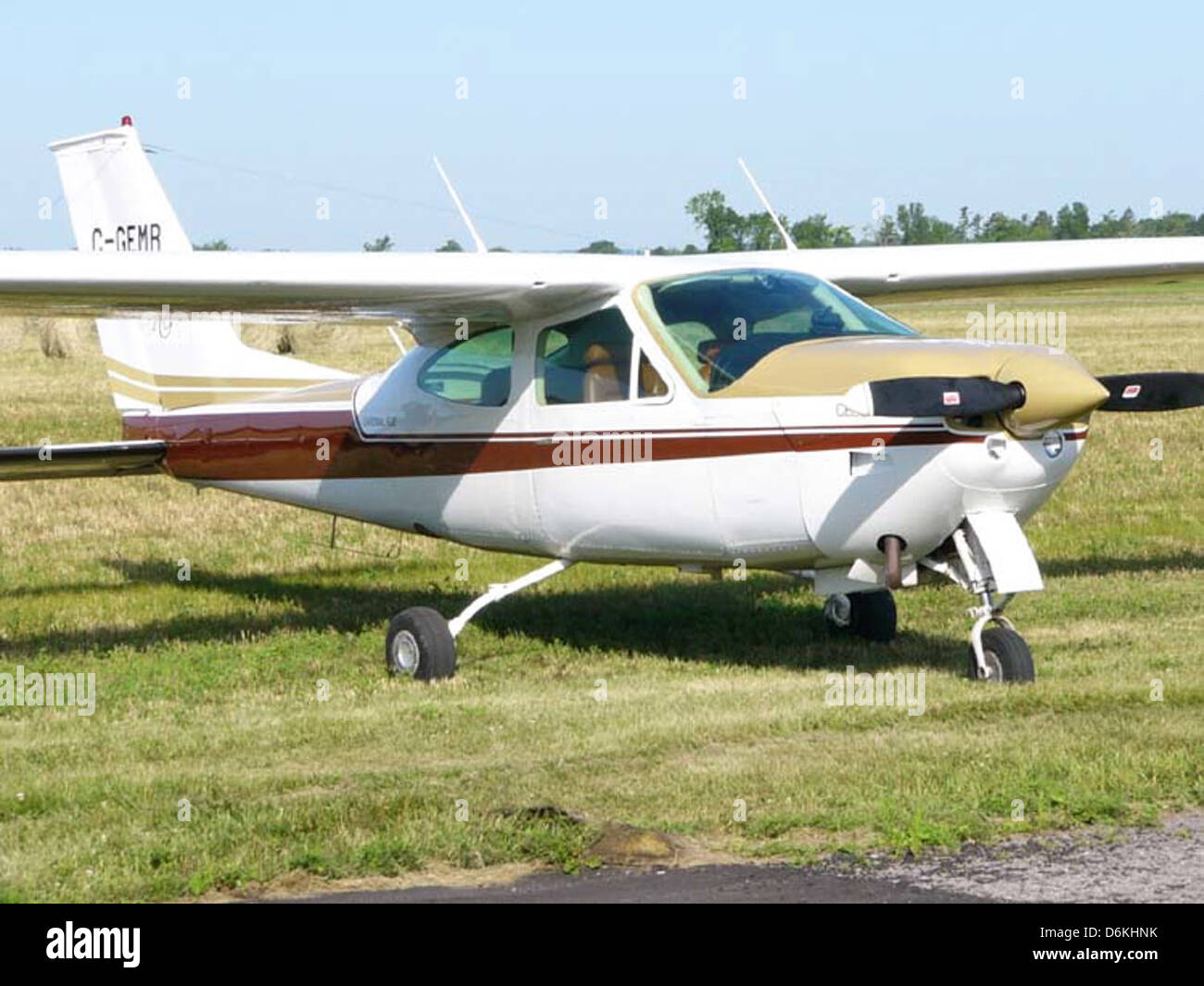 The Cessna 177RG Cardinal RG is a light, single-engine aircraft known ...
