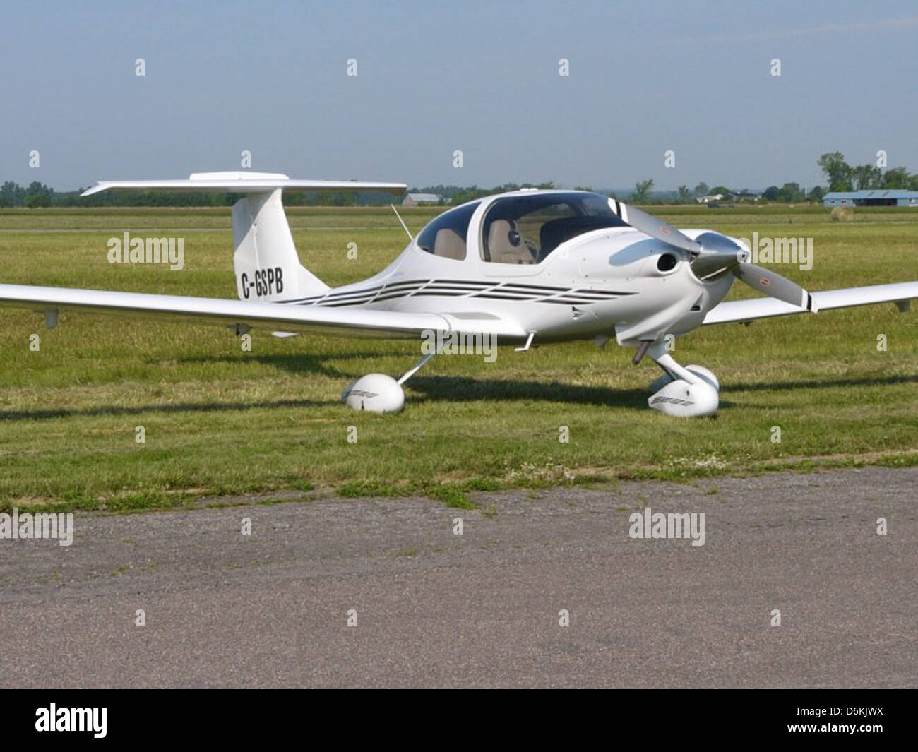 The Diamond DA40 C-GSPB is a modern light aircraft known for its ...