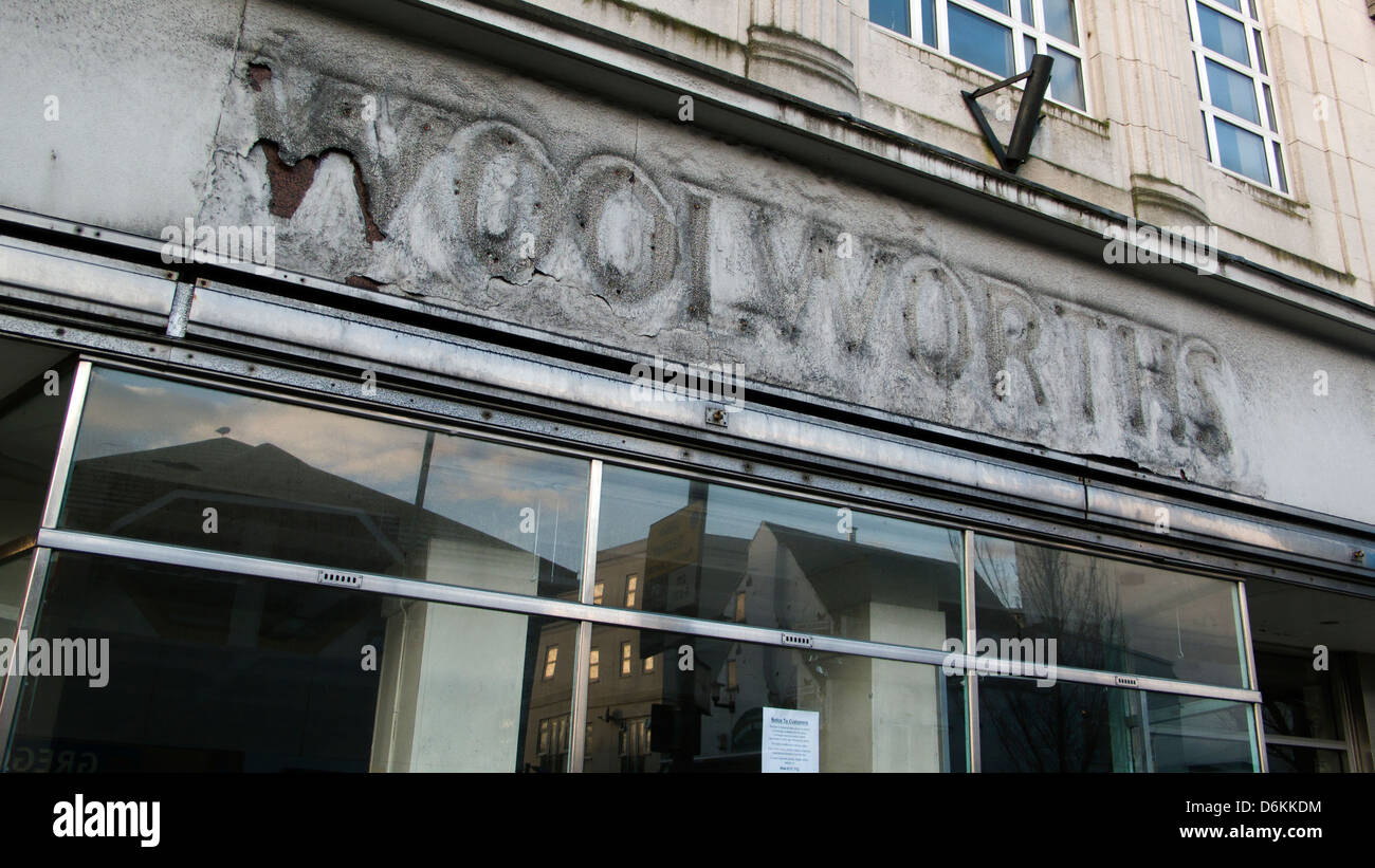 Storefront, ex Woolworths sign,derelict, Brighton, UK Stock Photo - Alamy