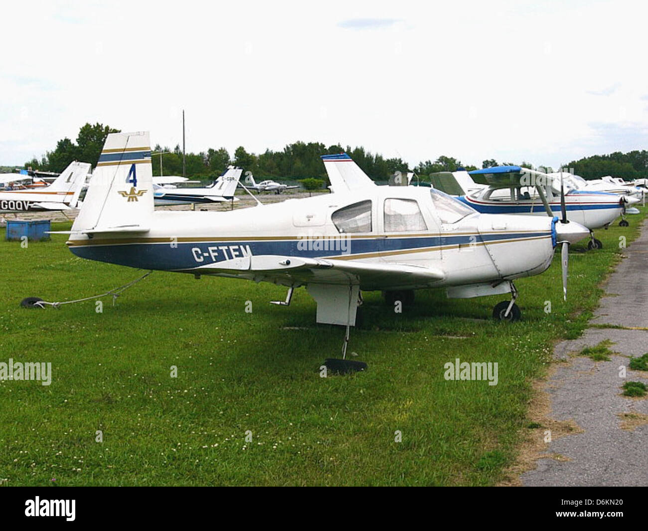 A clear image of a Mooney M20E Super 21C-FTEM, a small single-engine ...