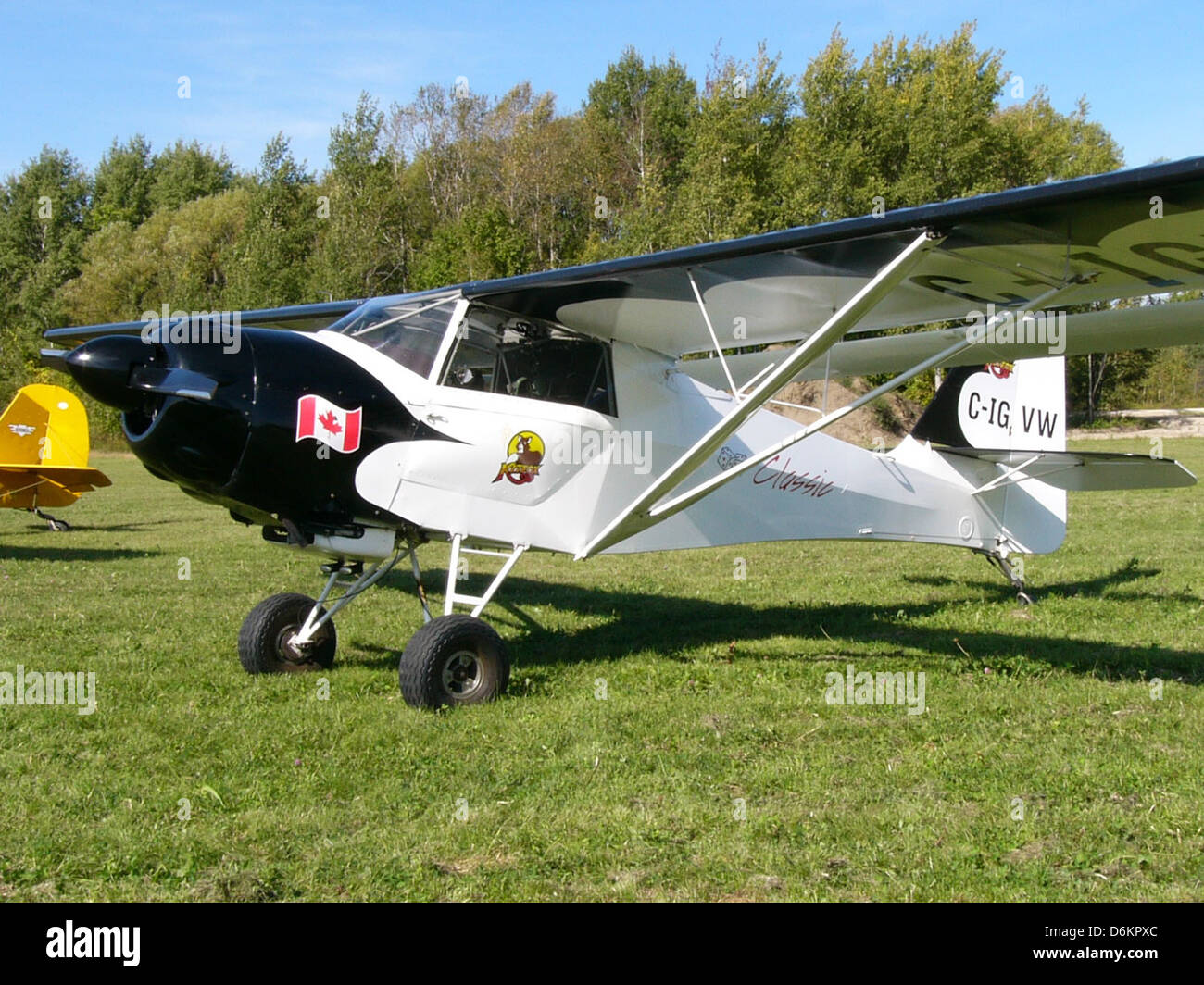 The Skystar Kitfox Model IV, a light sport aircraft, is shown in flight ...