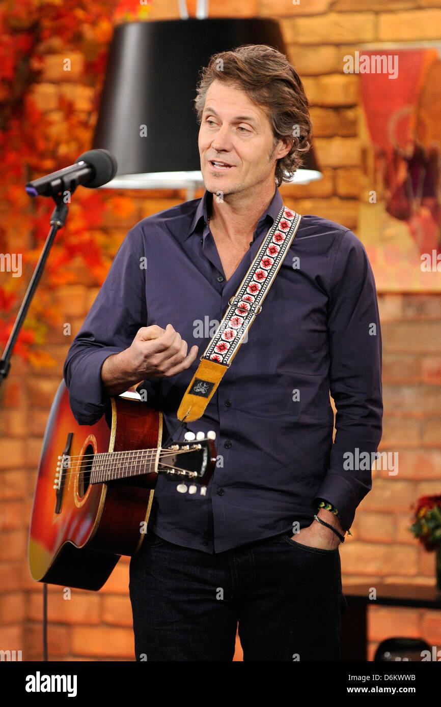 Jim Cuddy performs live on The Marilyn Denis Show to promote his ...