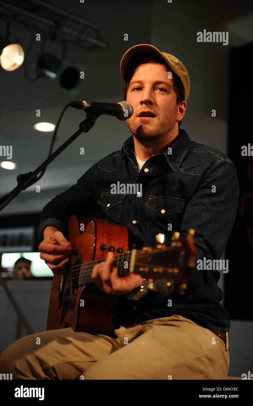 Matt Cardle performs a free acoustic show and meets fans to promote his ...