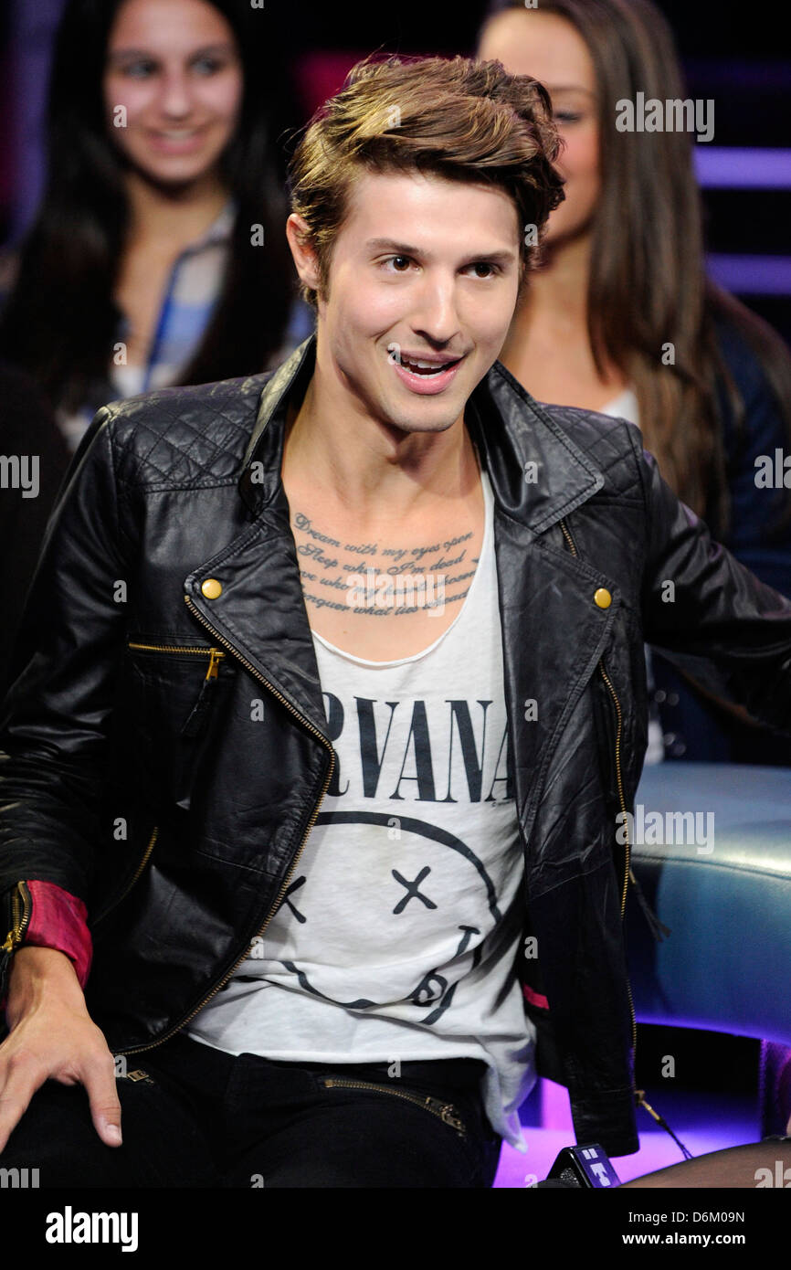 Ryan Follese Hot Chelle Rae performs live on New.Music.Live to promote ...