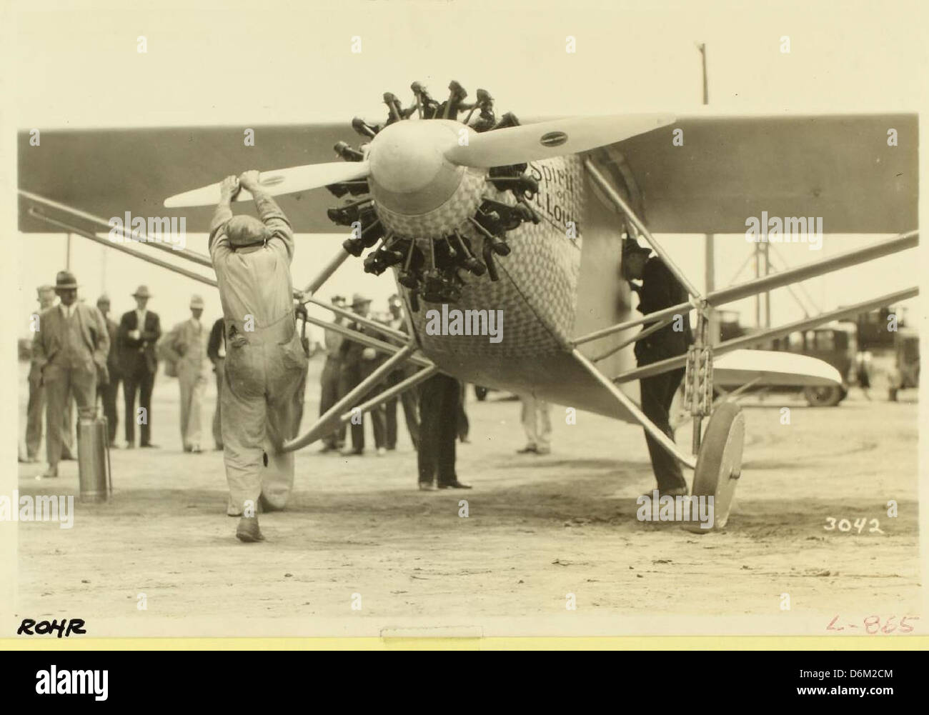 Pulling aircraft hi-res stock photography and images - Alamy