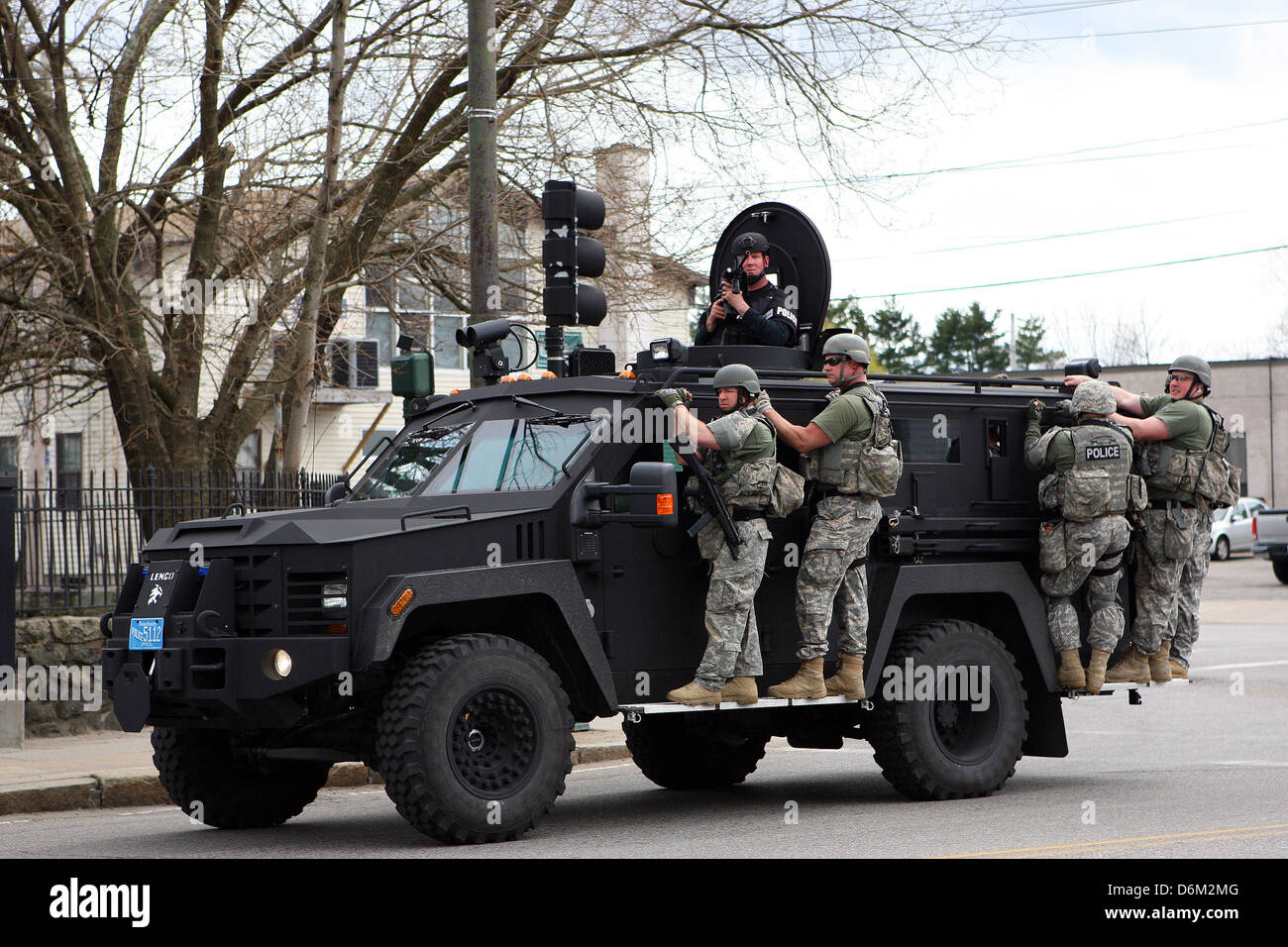Watertown, Massachusetts, USA. 19th April, 2013. A SWAT tactical ...