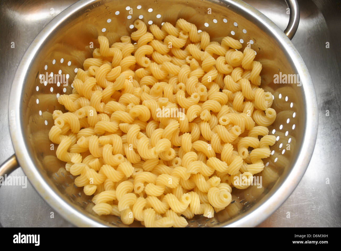 Draining pasta hi-res stock photography and images - Alamy