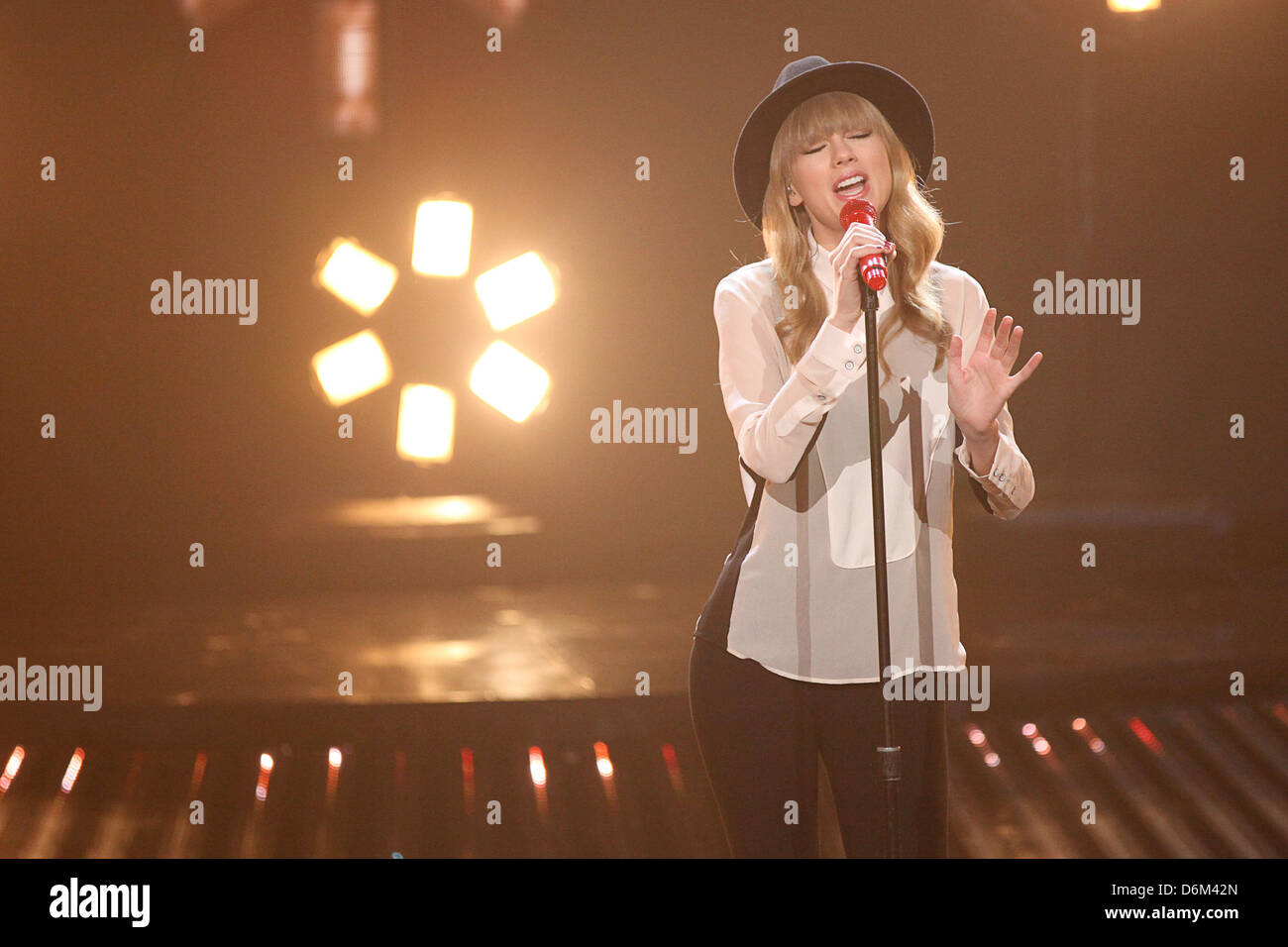 Taylor swift x factor hi-res stock photography and images - Alamy