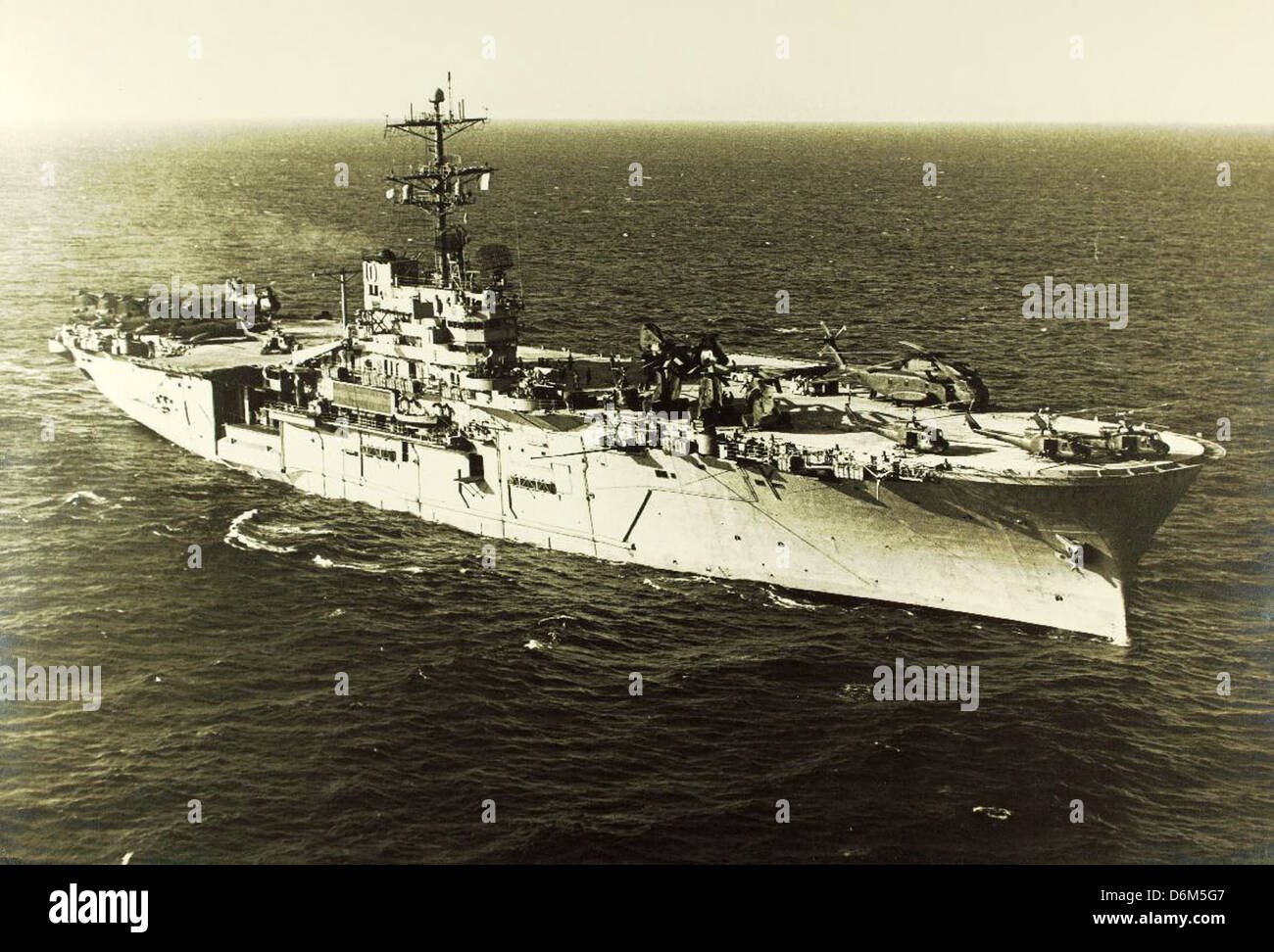 USS Tripoli (LPH-10) NHHS Photo Stock Photo - Alamy