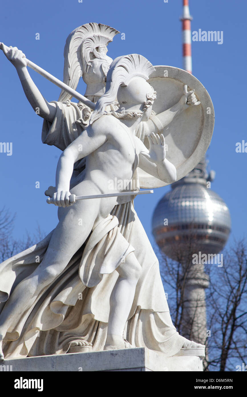 Berlin, Germany, on the sculptures Schlossbruecke in Berlin-Mitte Stock ...
