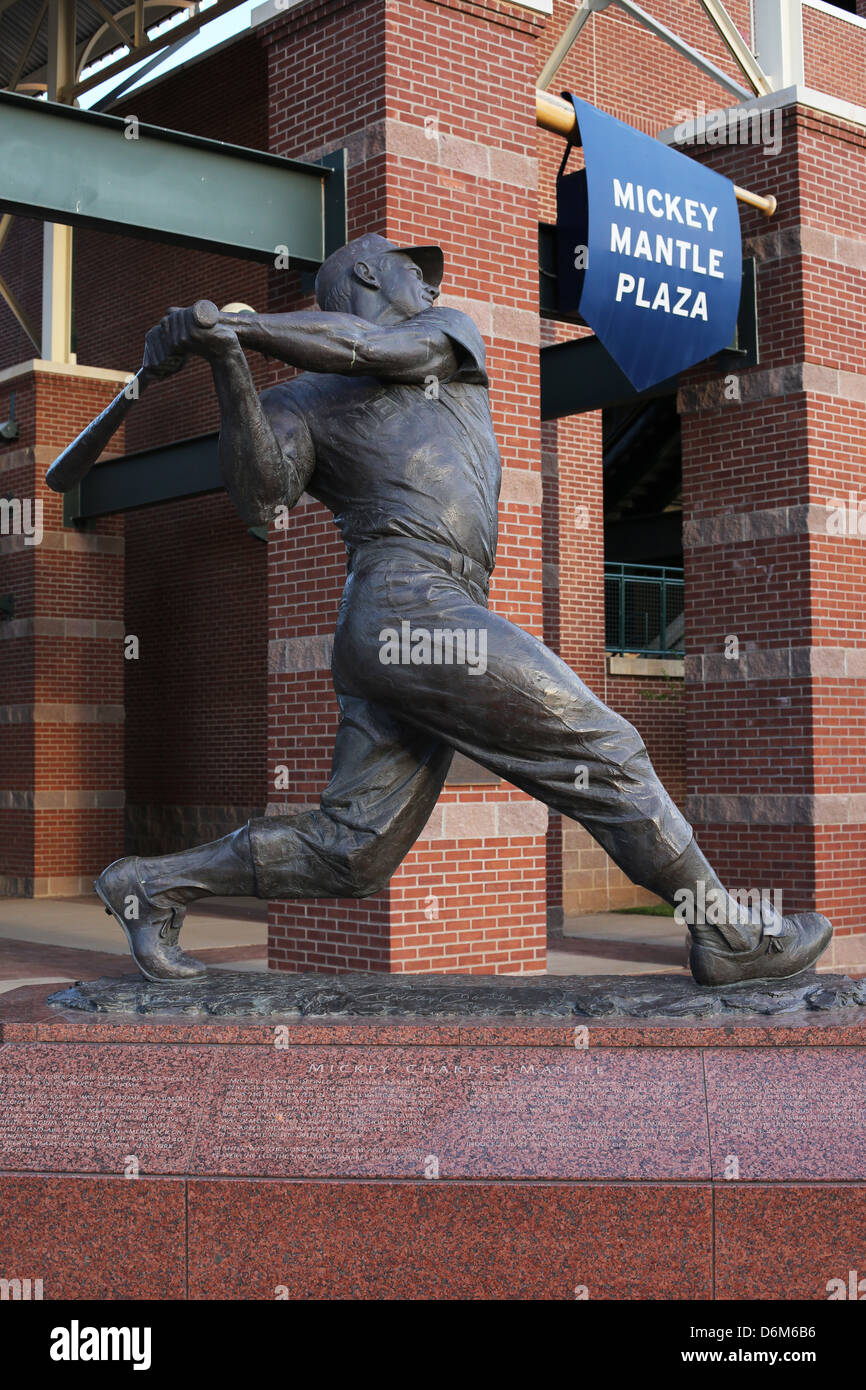 Mickey statue hi-res stock photography and images - Alamy