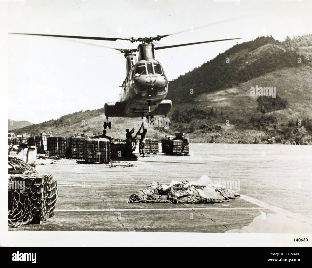 Aeroplane loading hi-res stock photography and images - Alamy
