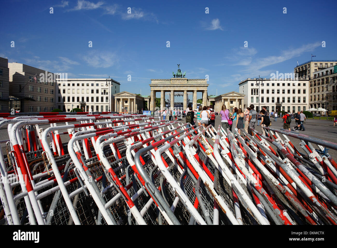 Guards at brandenburg gate hi-res stock photography and images - Alamy