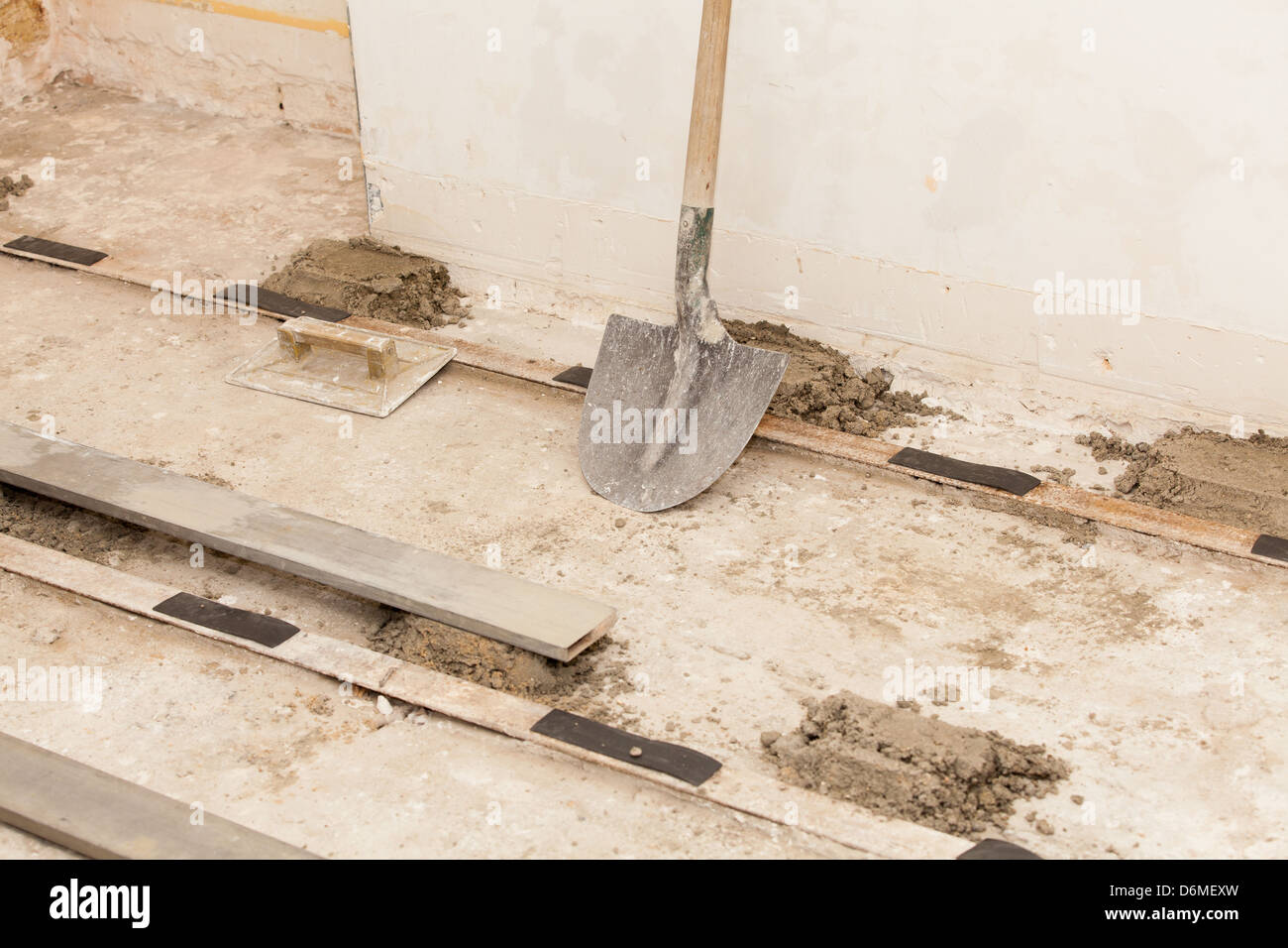 realisation a cement screed in a house Stock Photo - Alamy